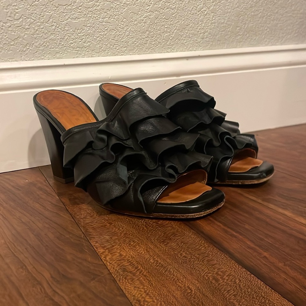 Chie Mihara-Black Leather Ruffle Heels - Gem
